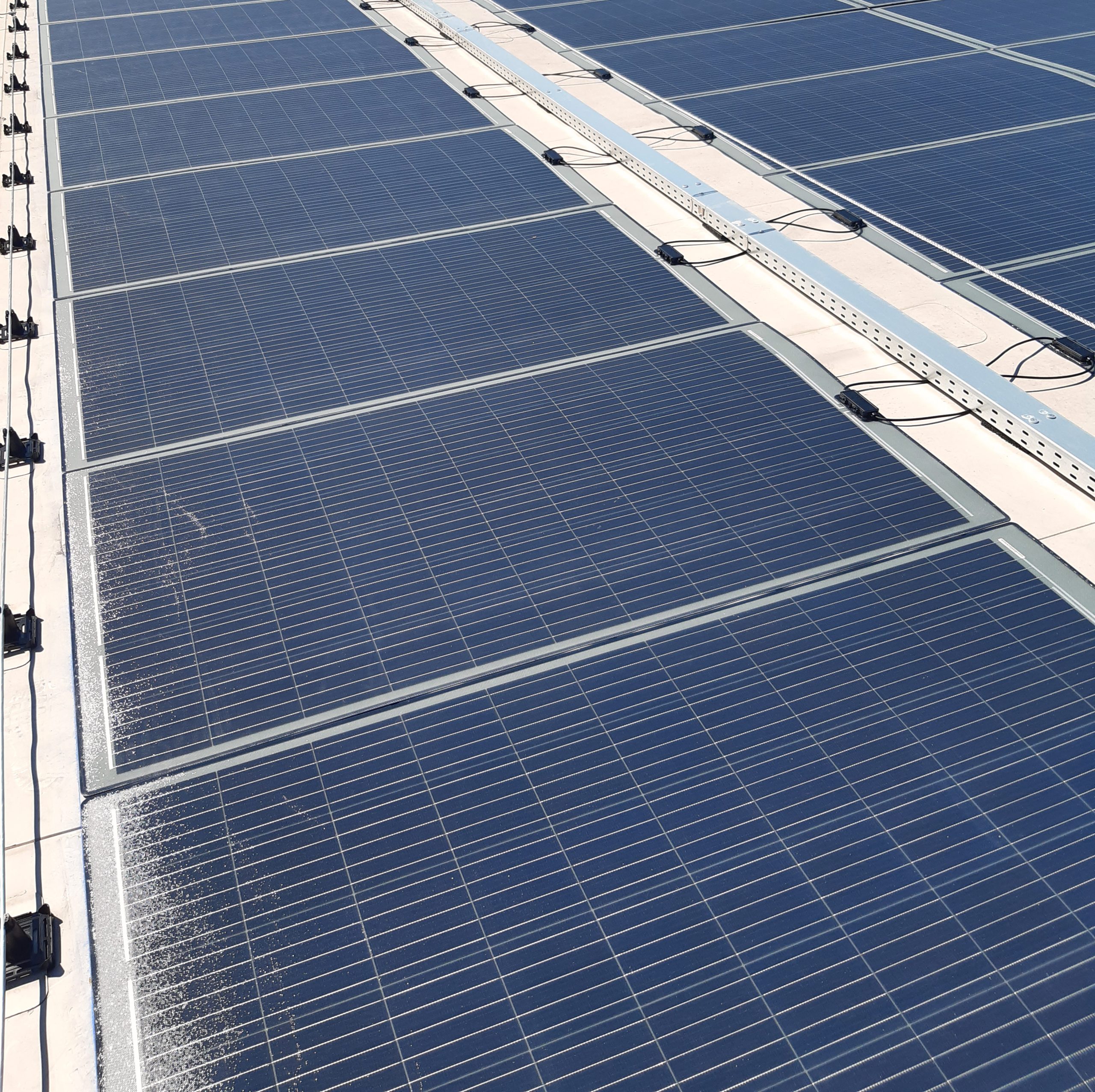 SUNMAN-Installation auf dem WEISSEN EPDM-Dach Gebäudes in Deutschland ...